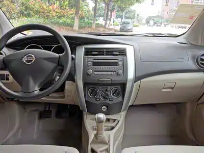 骊威 2015款 1.6XE 手动舒适版 日产 1/17张图片大全_汽车内饰图库-汽车之家