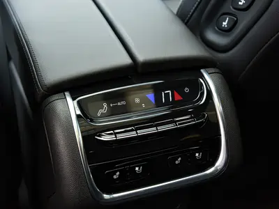 昂科旗 2022款 652T 四驱尊享旗舰型 6座 别克 37/69张图片大全_汽车座椅图库-汽车之家