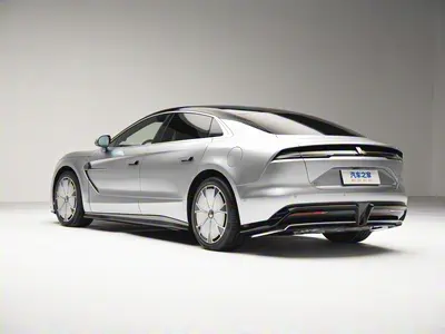 仰望U7 2025款 PHEV 五座豪华版 仰望 5/8张图片大全_汽车外观图库_月曜银-汽车之家