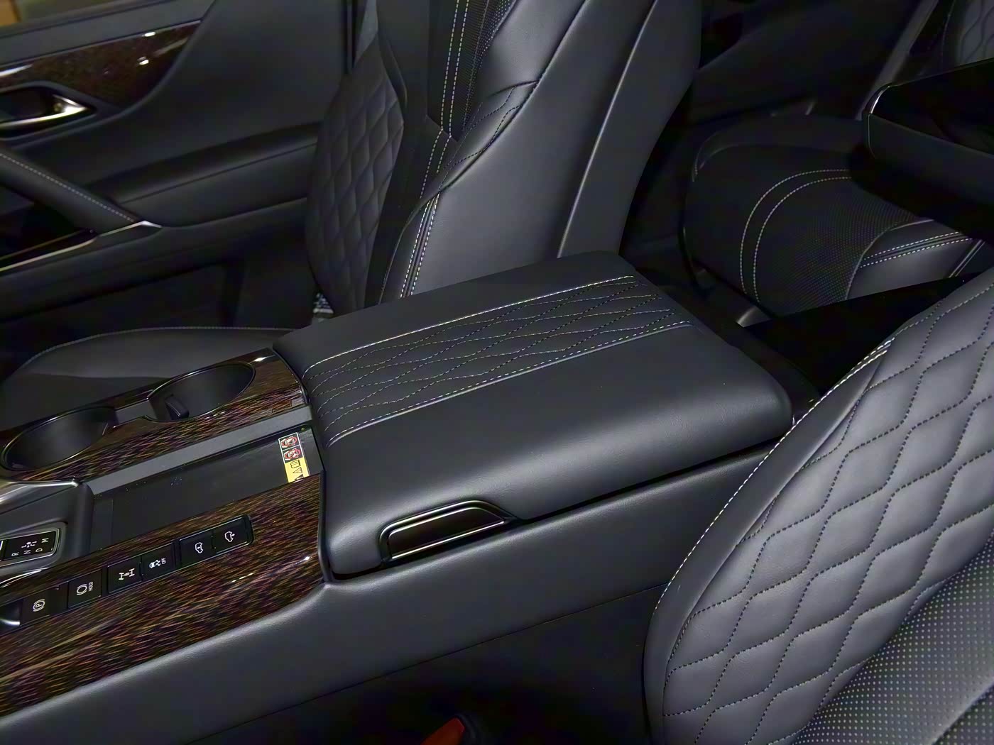 雷克萨斯LX 2025款 700h VIP领世版 雷克萨斯 105/122张图片大全_汽车座椅图库-汽车之家