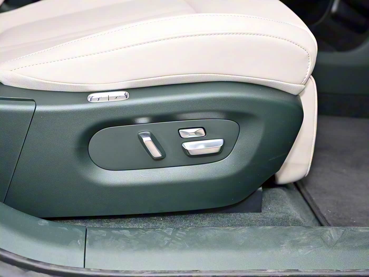 小米YU7 2025款 超长续航高性能四驱Max版 小米汽车 84/386张图片大全_汽车座椅图库-汽车之家