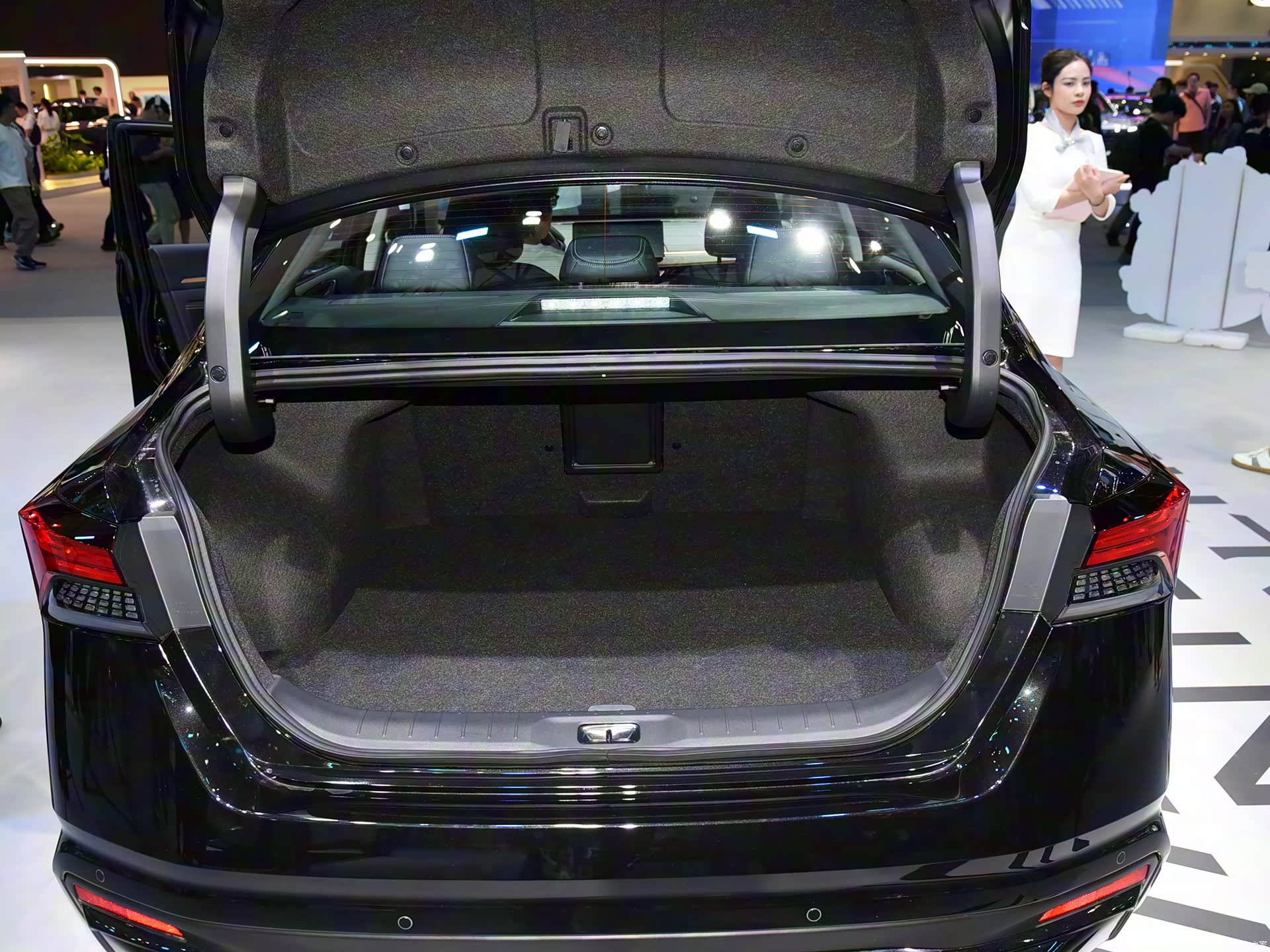 天籁 2024款 2.0L SV 黑金版 日产 78/78张图片大全_汽车车展图库-汽车之家