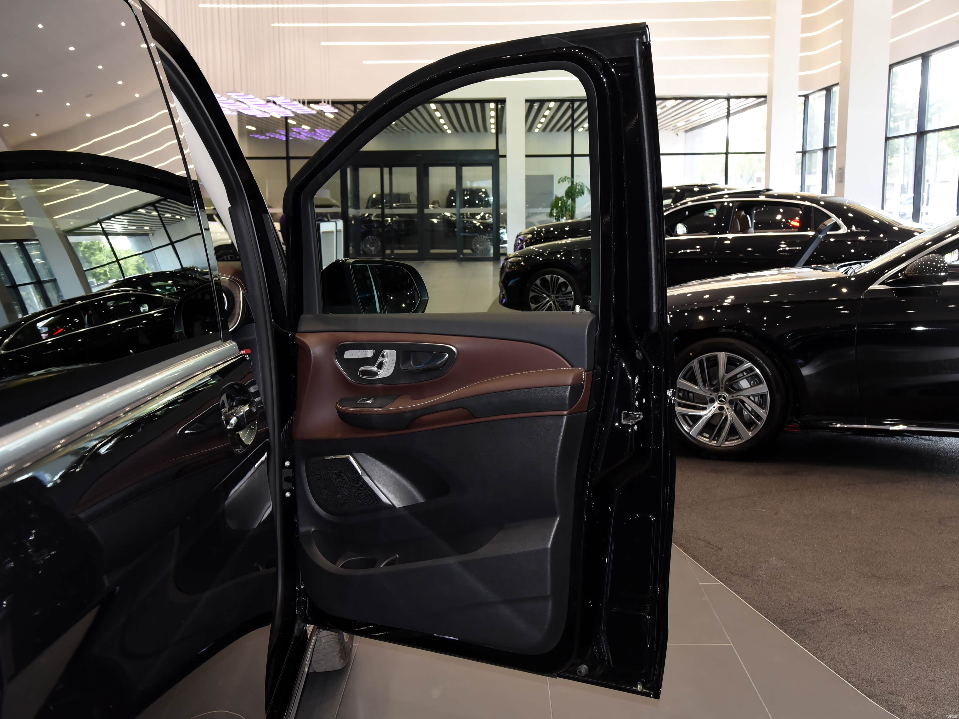 奔驰V级 2024款 V 300 L 长轴距豪华版 奔驰 216/241张图片大全_汽车座椅图库-汽车之家